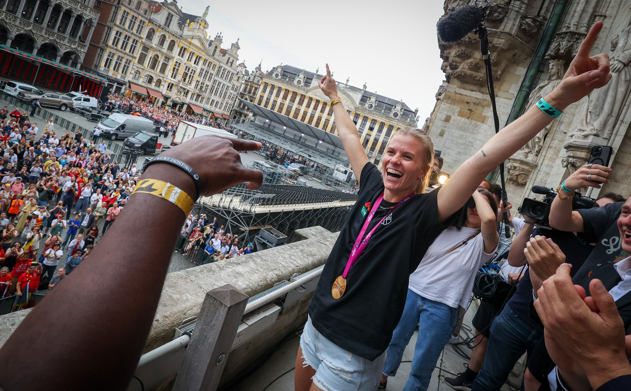 Belgian Cats gehuldigd op Grote Markt in Brussel: ‘Nu ik dit zie, denk ...