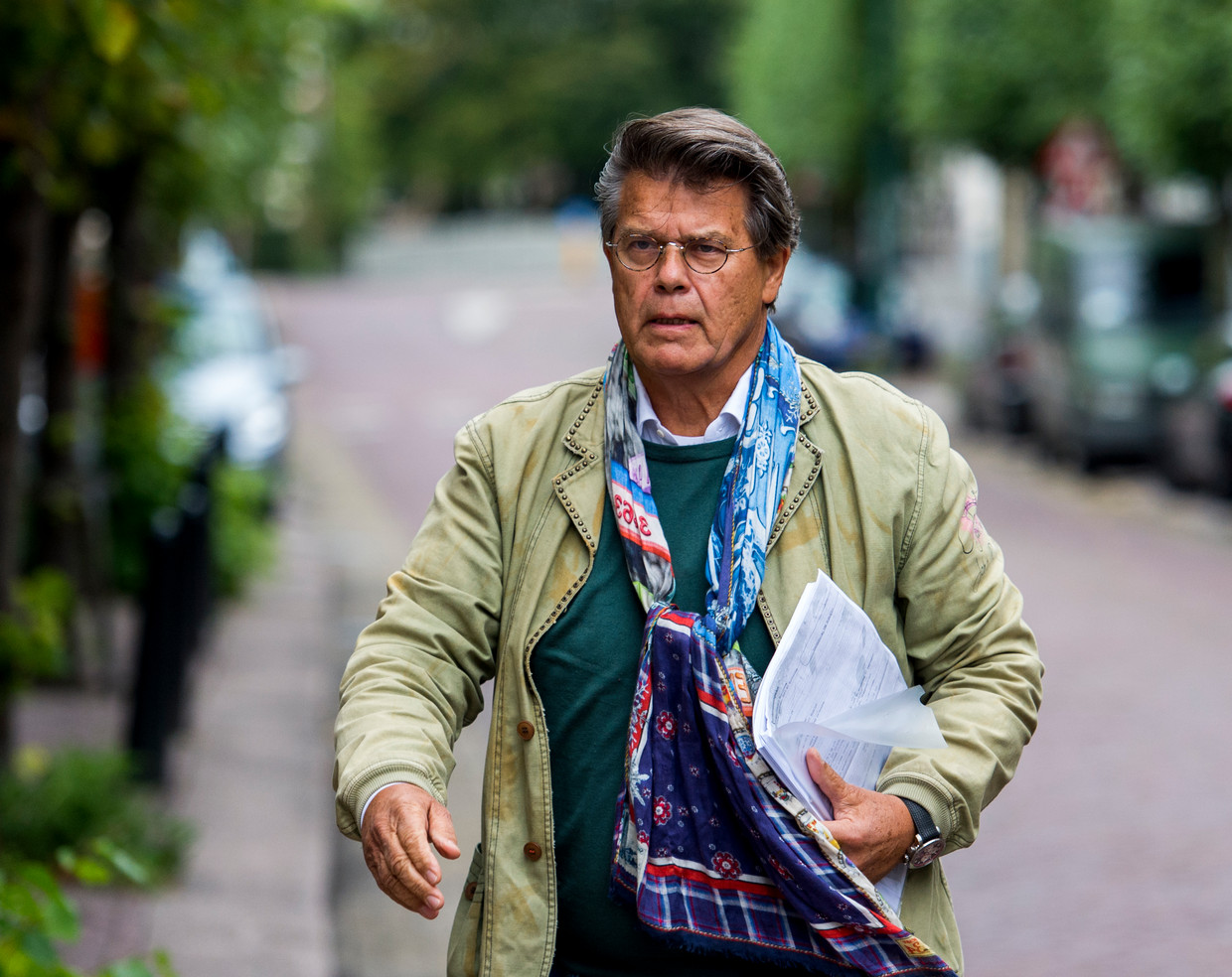 ‘Positiviteitsgoeroe’ Emile Ratelband (69) trekt naar rechter om ...