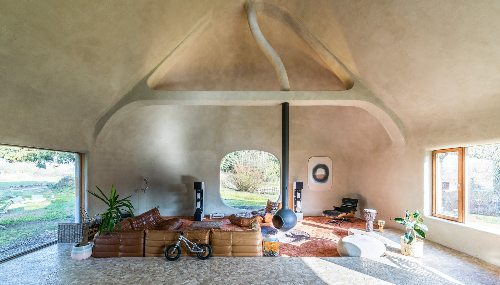Binnenkijken in een huis van leem, dicht bij de natuur: ‘De afgeronde ...