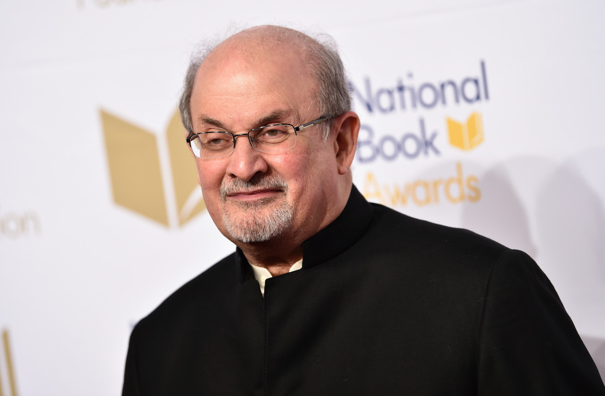 Literair agent Salman Rushdie: ‘Hij heeft zijn zicht in één oog en het ...