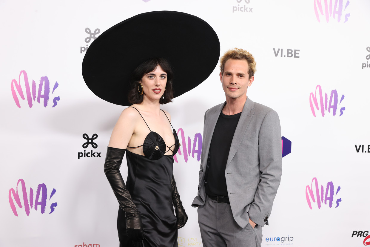 ‘Ik ken haar natuurlijk goed, maar muilen met je schoonzus, dat is gewoon raar’: Flor Van ...