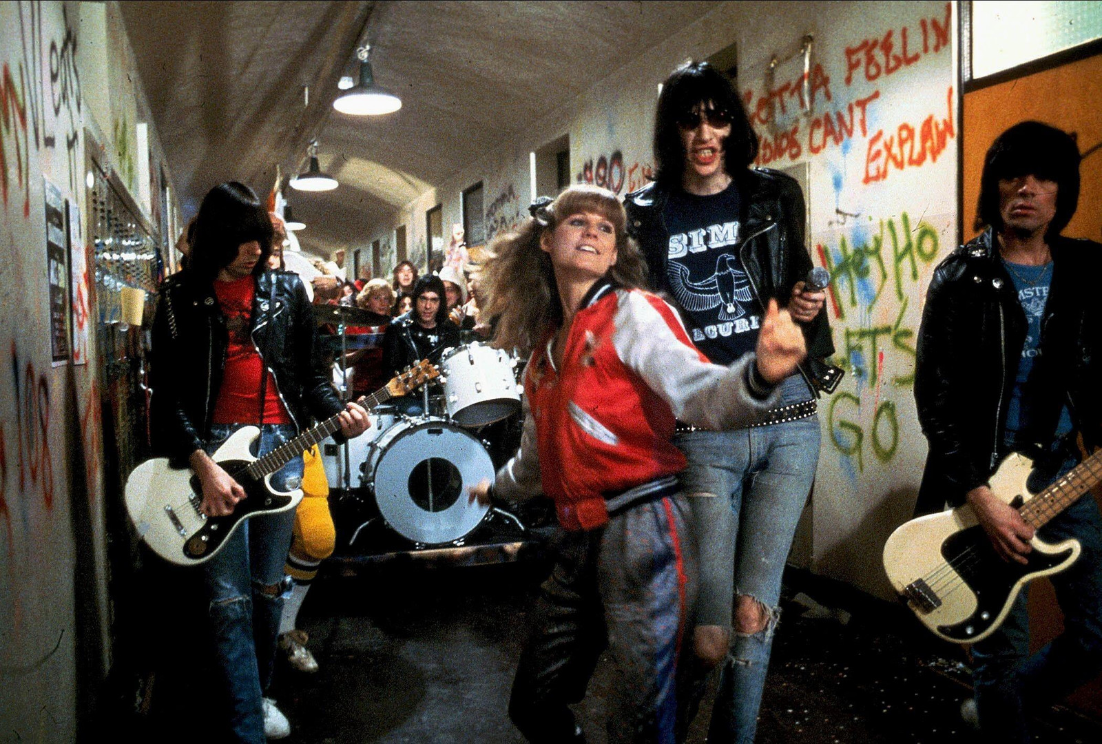 ‘Toen de camera’s stopten, was de set een ravage’: hoe de Ramones de ...