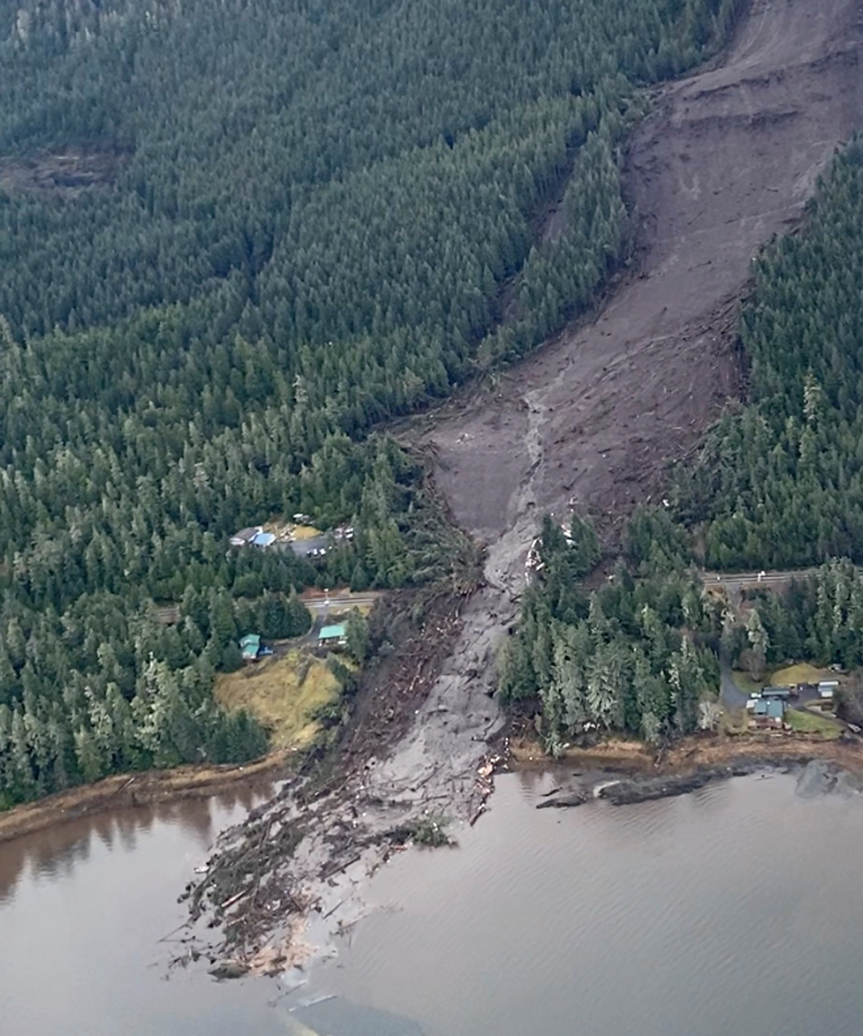 Minstens drie doden en enkele vermisten door aardverschuiving in Alaska