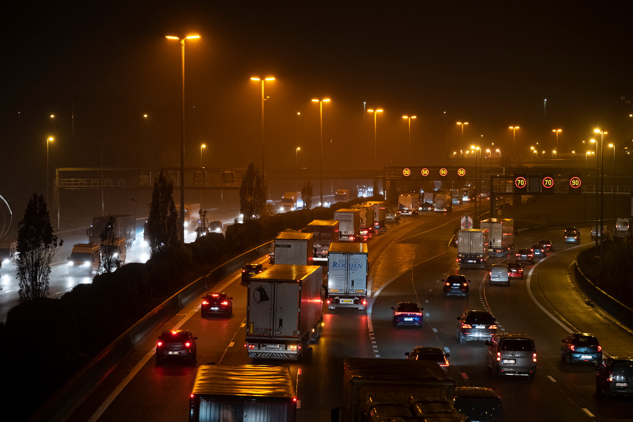 Explosie na ongeval op E34: snelweg bijna hele nacht afgesloten in Beerse