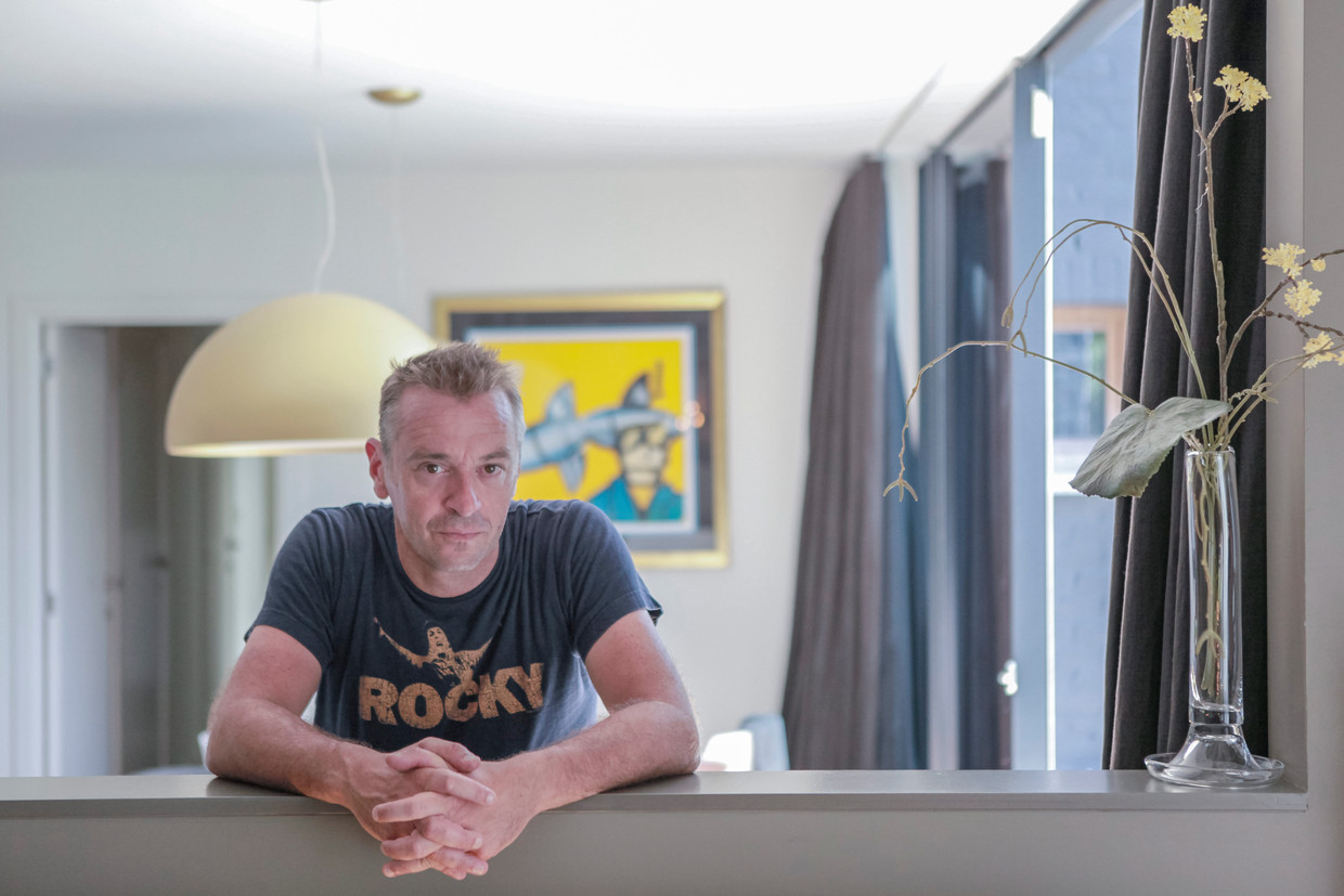 ‘Eric Goens kijkt je aan met de glimlach van een komodovaraan, en jij ...