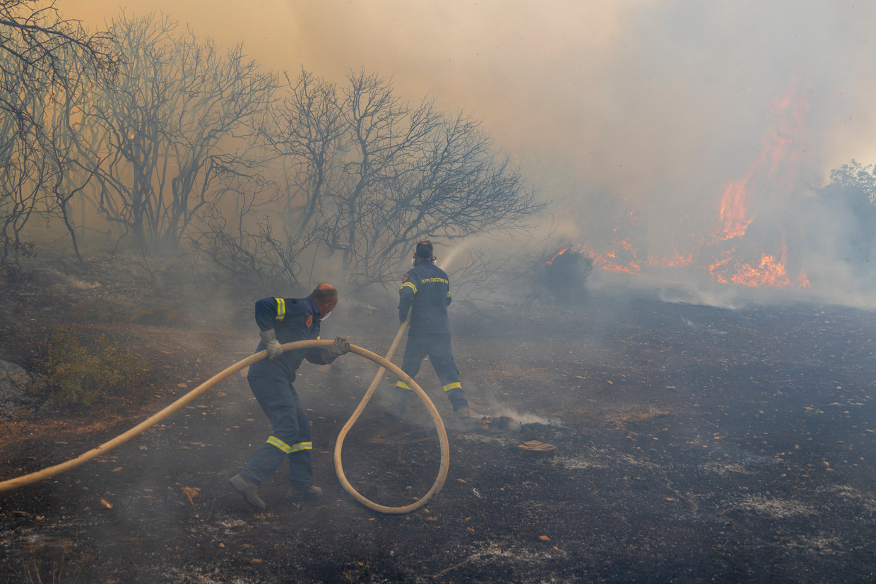 Waarom het ruim twee weken duurde om de Griekse bosbranden onder ...