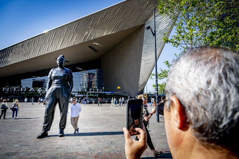 Rotterdams standbeeld van meisje op sneakers lokt toeristen, maar ook ...