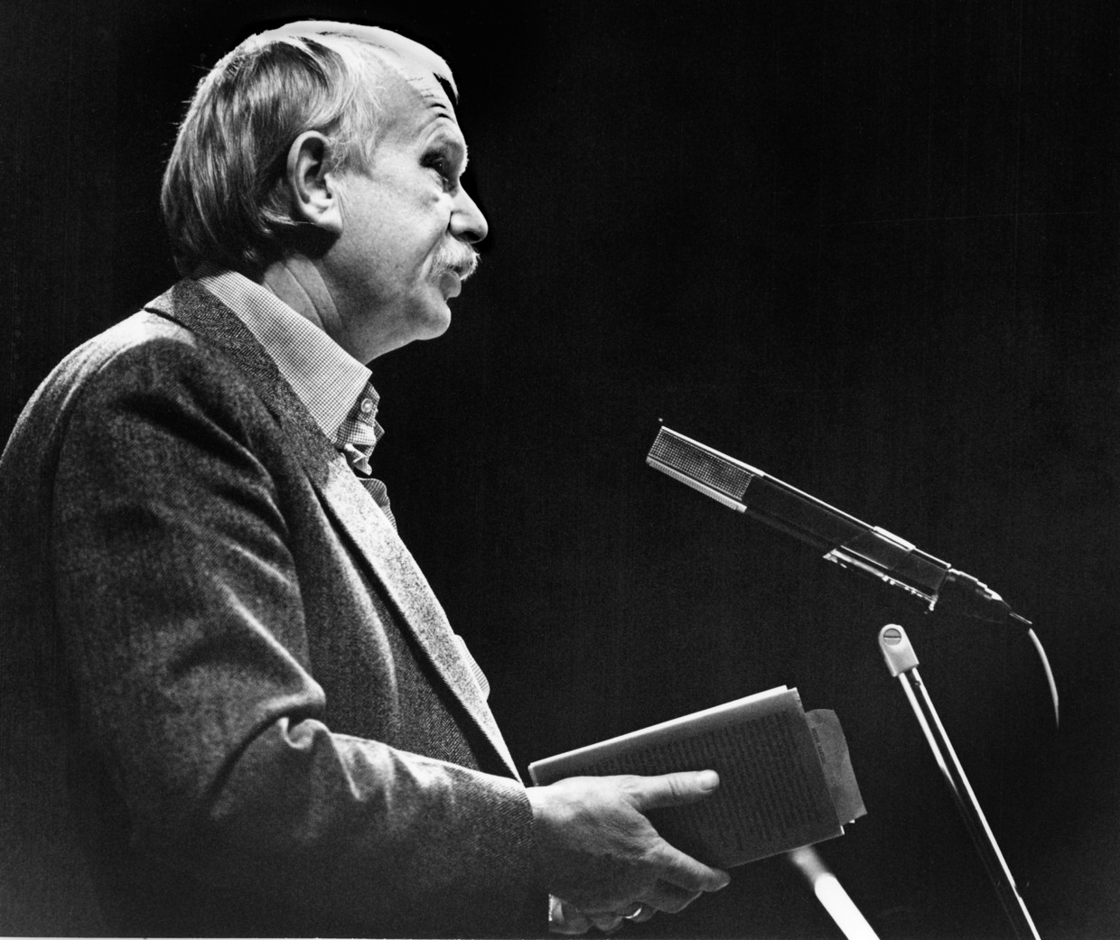 Die Heinz Kahlau steekt met heel weinig woorden een dolk tot aan het ...