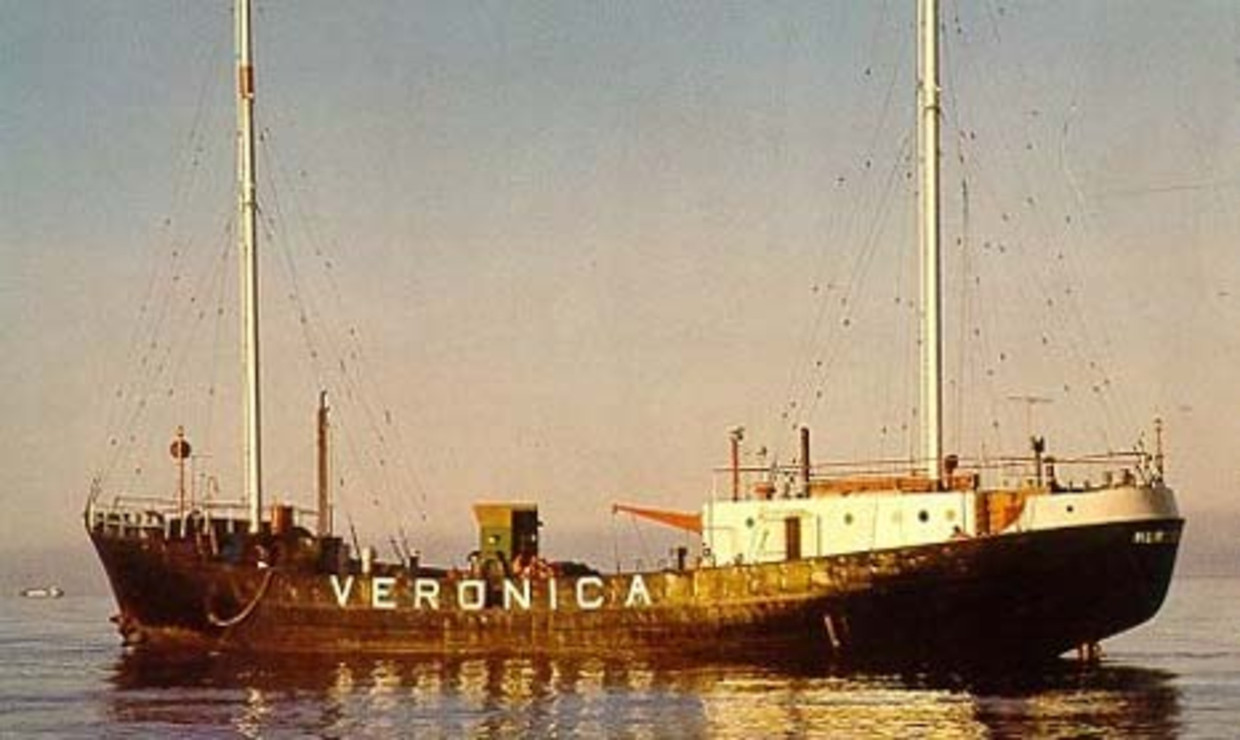 Ex-zendschip Radio Veronica verlaat Antwerpen | De Morgen