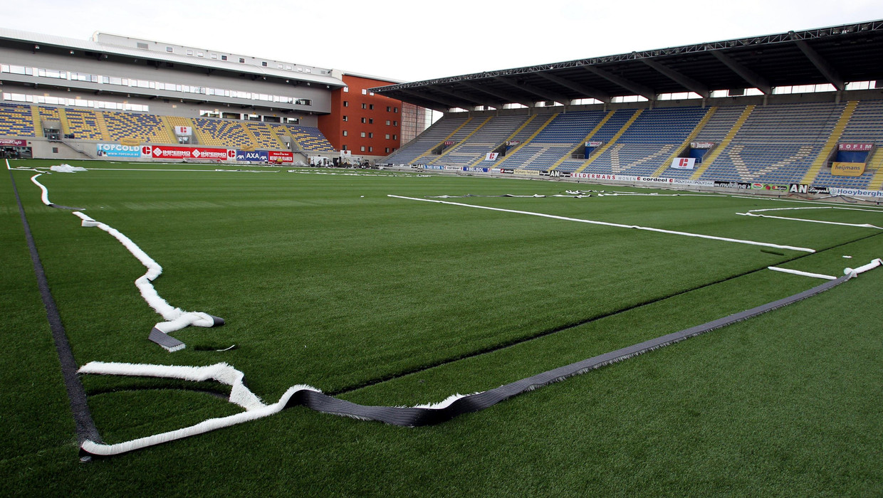 Medisch centrum, feestzaal en twee warenhuizen in stadion STVV