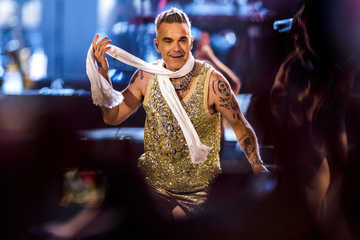 Robbie Williams na drie nummers uitgeput op Pinkpop: ‘Het is long covid ...