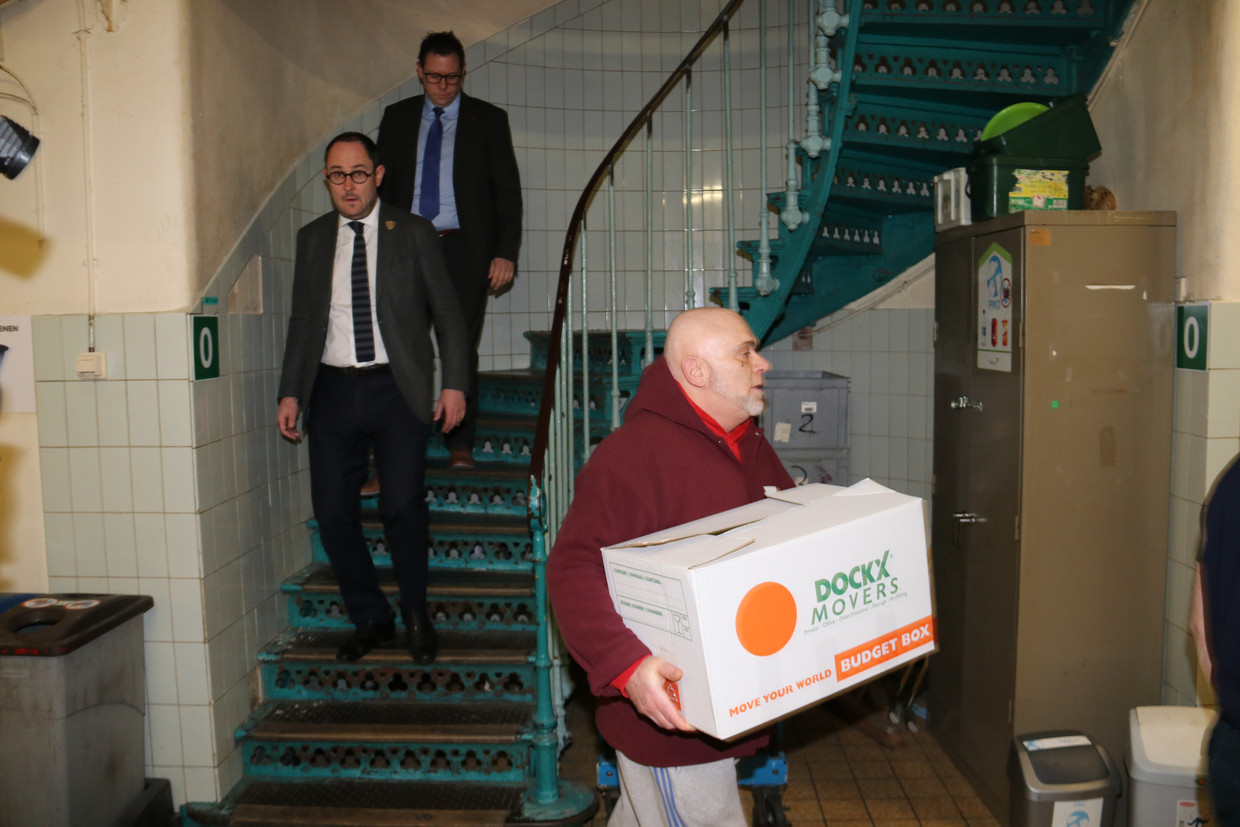 Grootste verhuis van gevangenen ooit in ons land: 271 gedetineerden ...