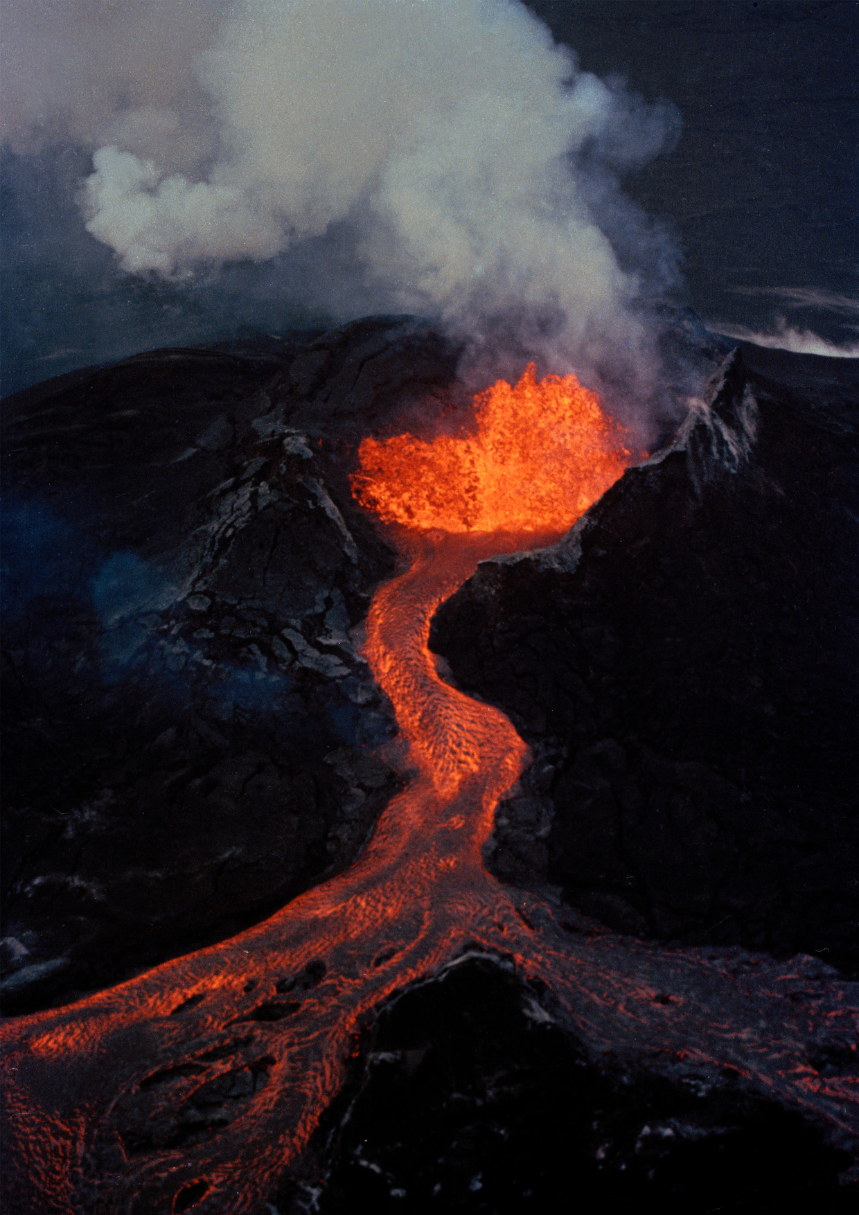 Grootste actieve vulkaan ter wereld na 40 jaar rust weer uitgebarsten ...
