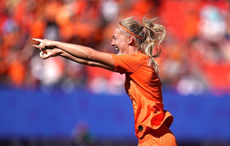 Voetbalvrouwen scoren steeds meer naast het veld | De Morgen