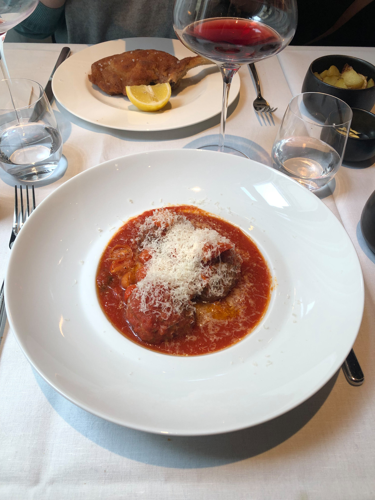 Aan tafel in het hippe Antwerpse Matobar: alsof je op citytrip in ...