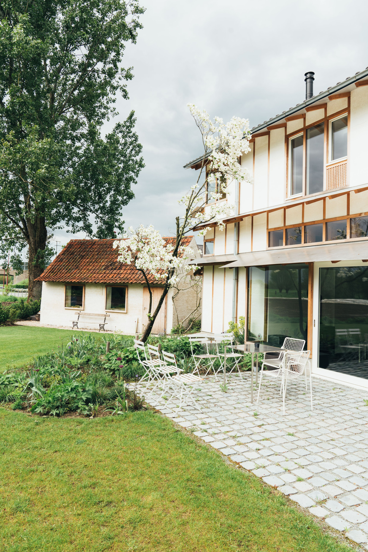 Binnenkijken in een kunstig ‘aards paradijs’ in Landegem | De Morgen