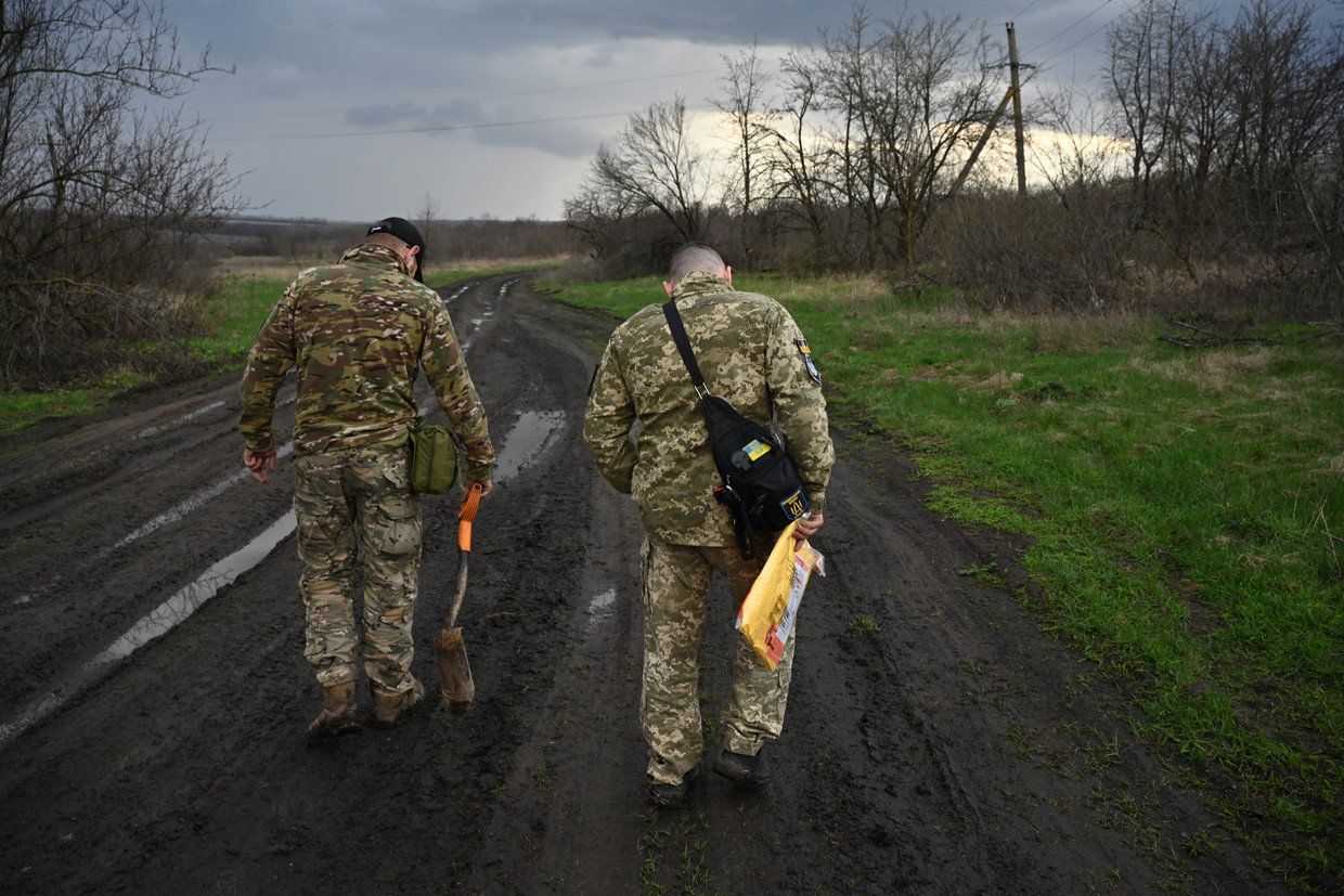 Met een Oekraïens team op zoek naar dode soldaten en burgers: ‘Eerlijk ...
