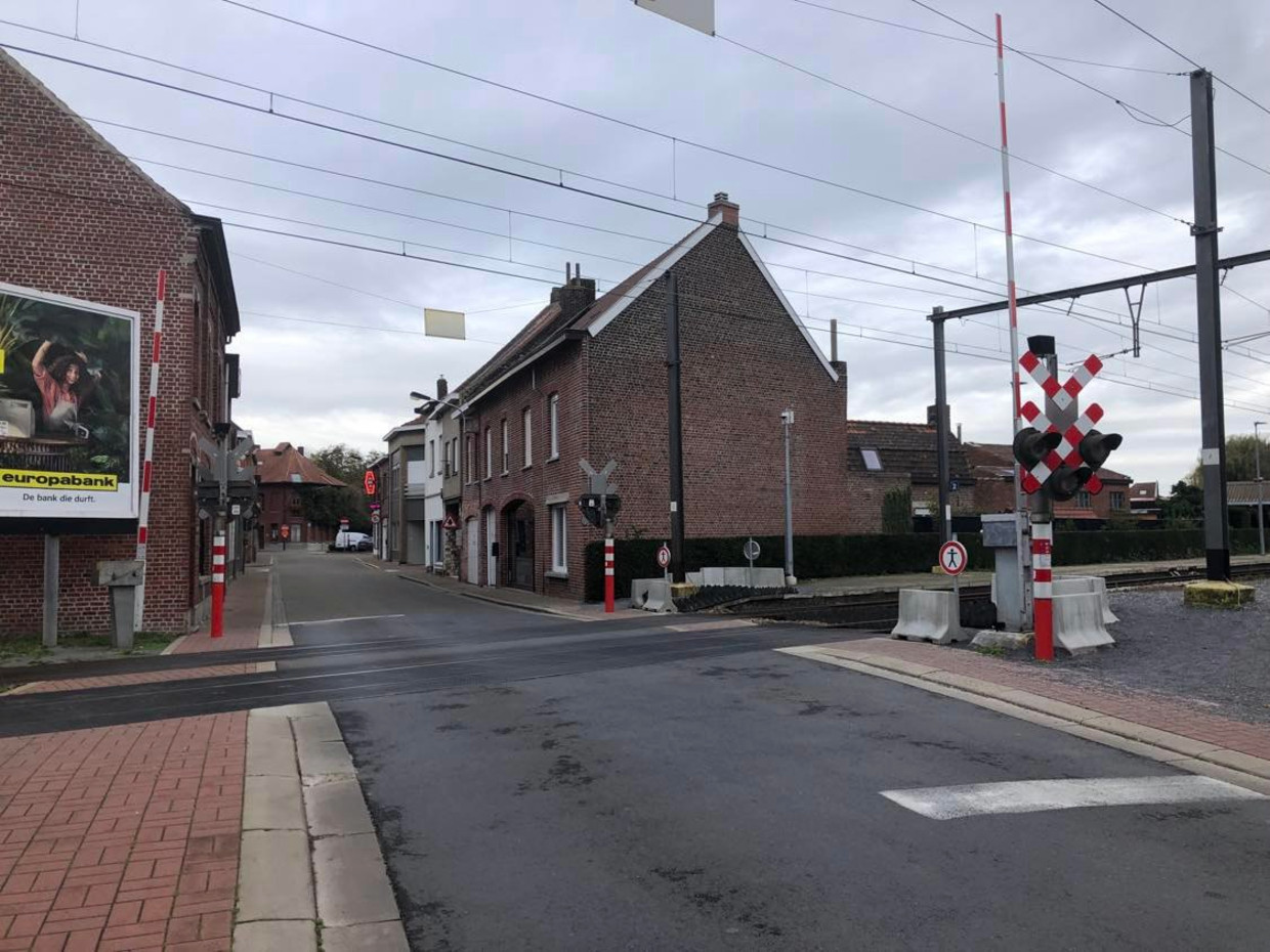 Infrabel deelt heftige beelden van fietser (15) die slagboom negeert en ...