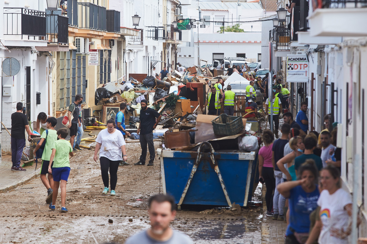 Zware wateroverlast in Spanje: straten veranderen in mum van tijd in ...
