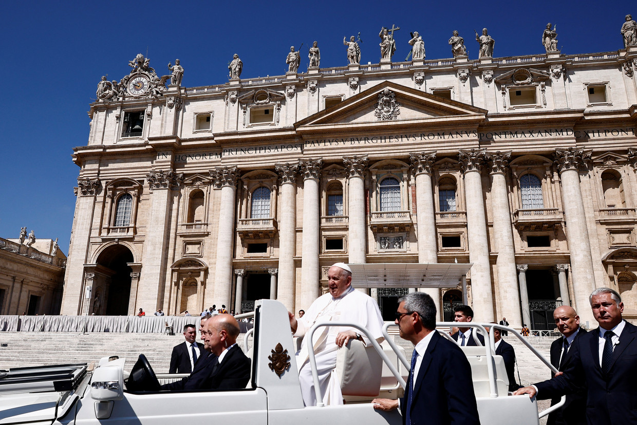 Paus Franciscus naar ziekenhuis gebracht voor buikoperatie | De Morgen