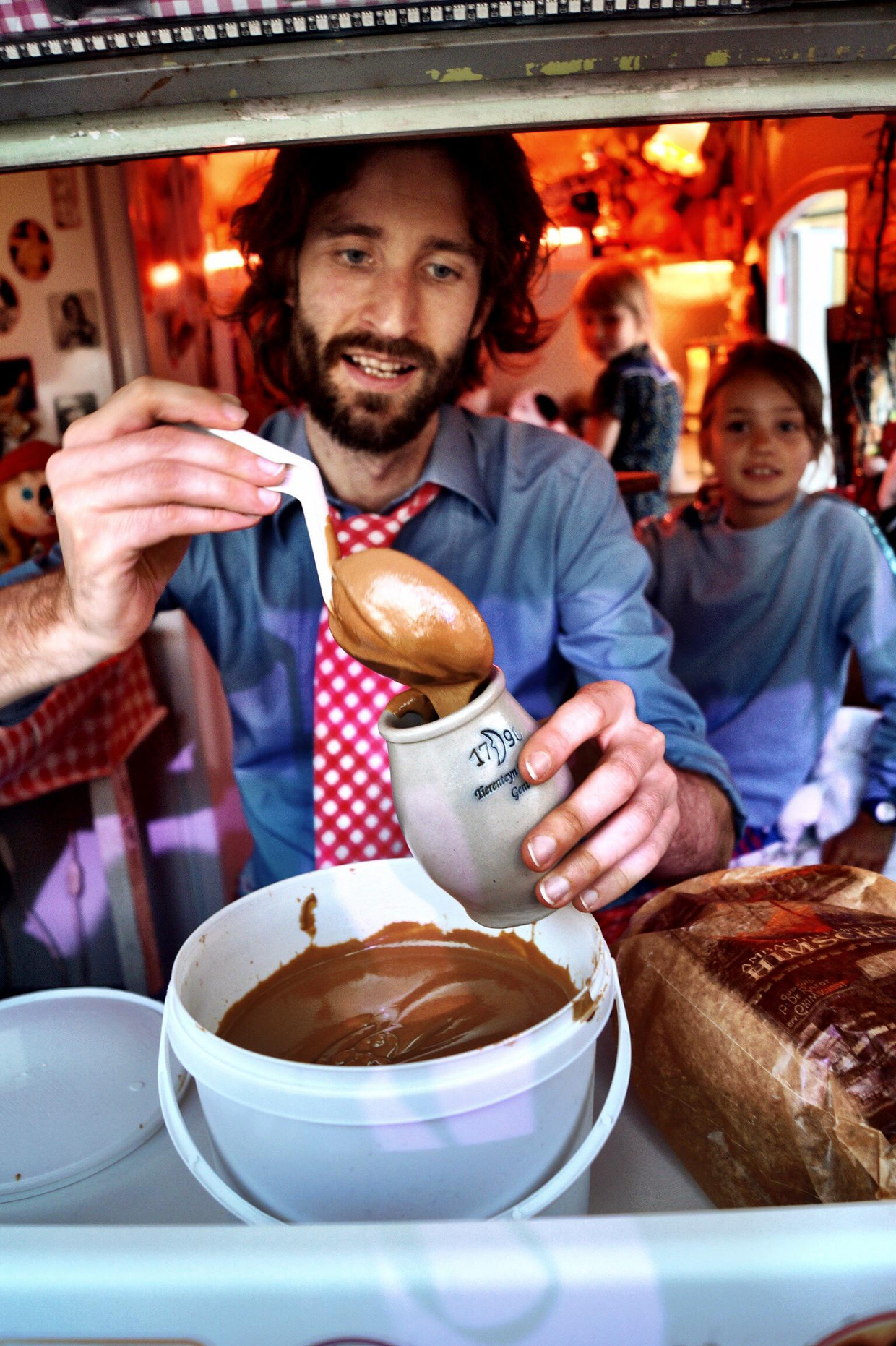 Brood, borsten en hoofdvlees: een nacht in het Botramkot op de Vlasmarkt