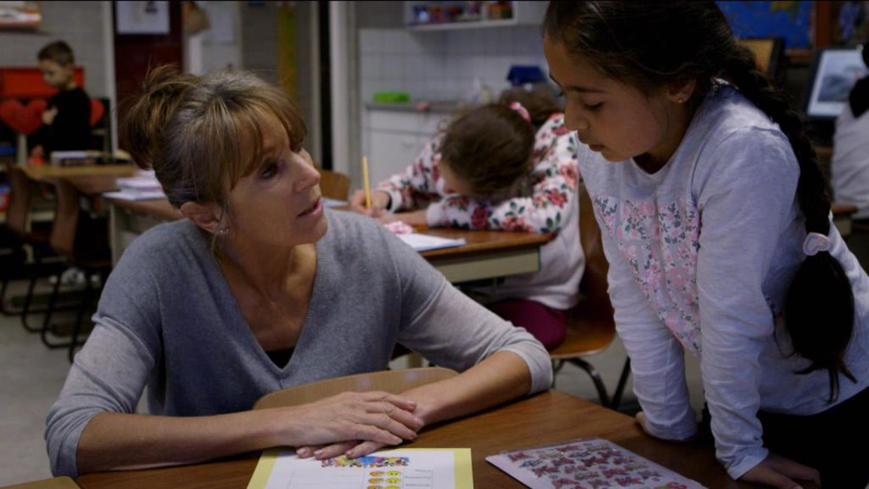 Documentaire over Nederlandse juf die kinderen van asielzoekers les ...