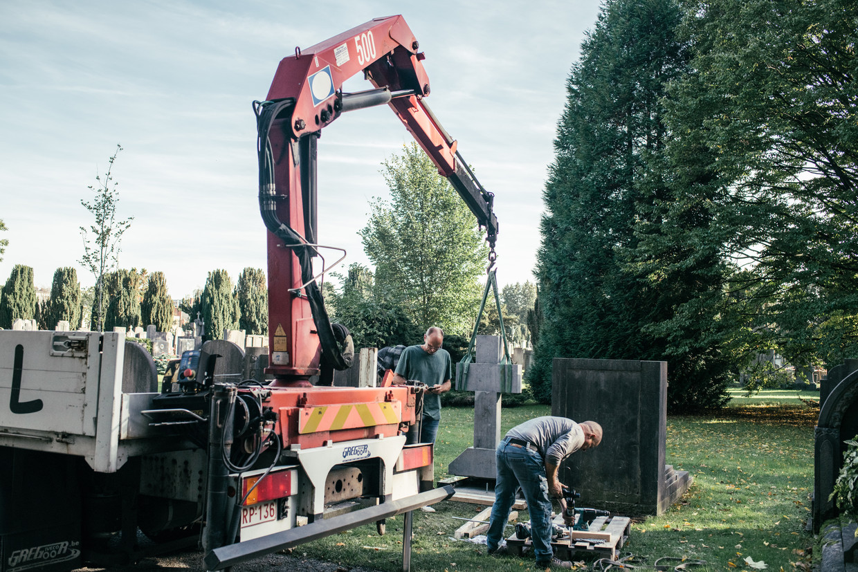 Amper drie maanden na herstelling: graf van Vlaams-nationalist en ...