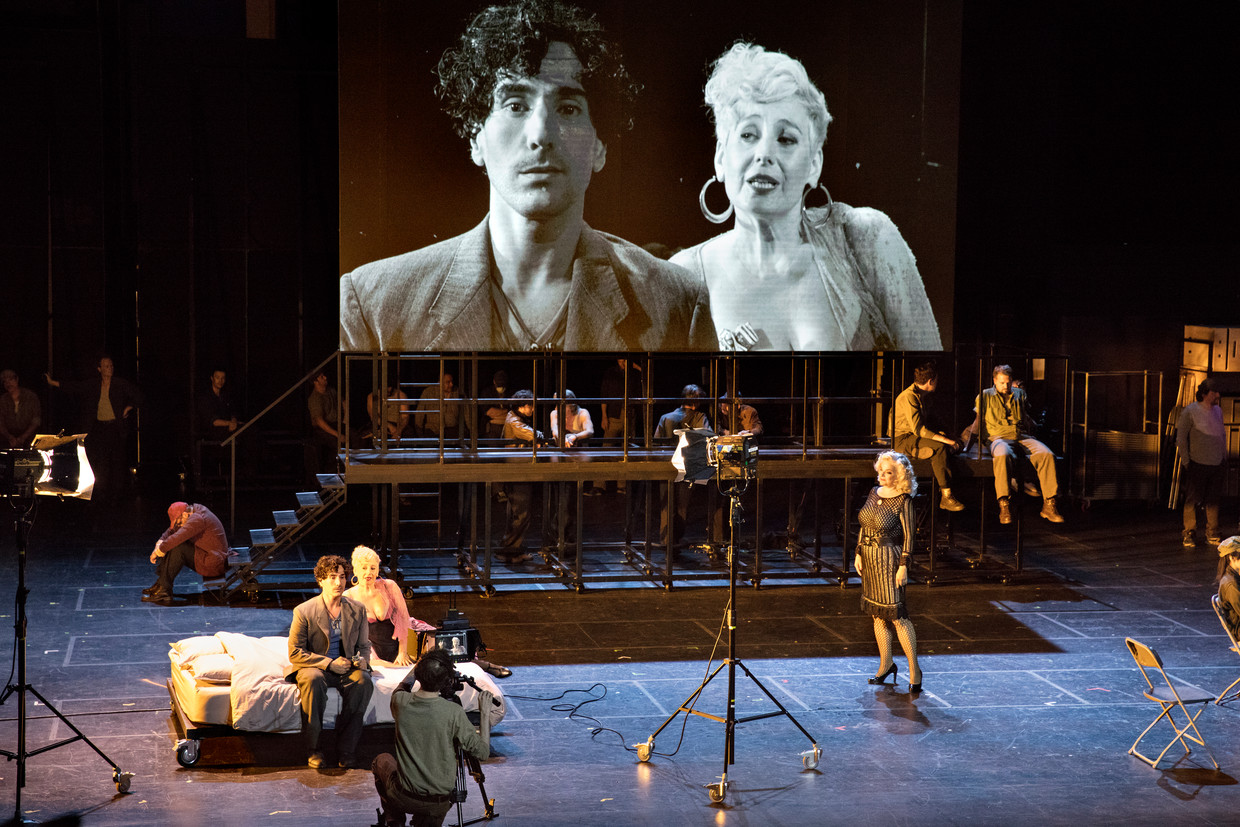 Ivo Van Hove geeft opera ‘Aufstieg und Fall der Stadt Mahagonny’ een ...