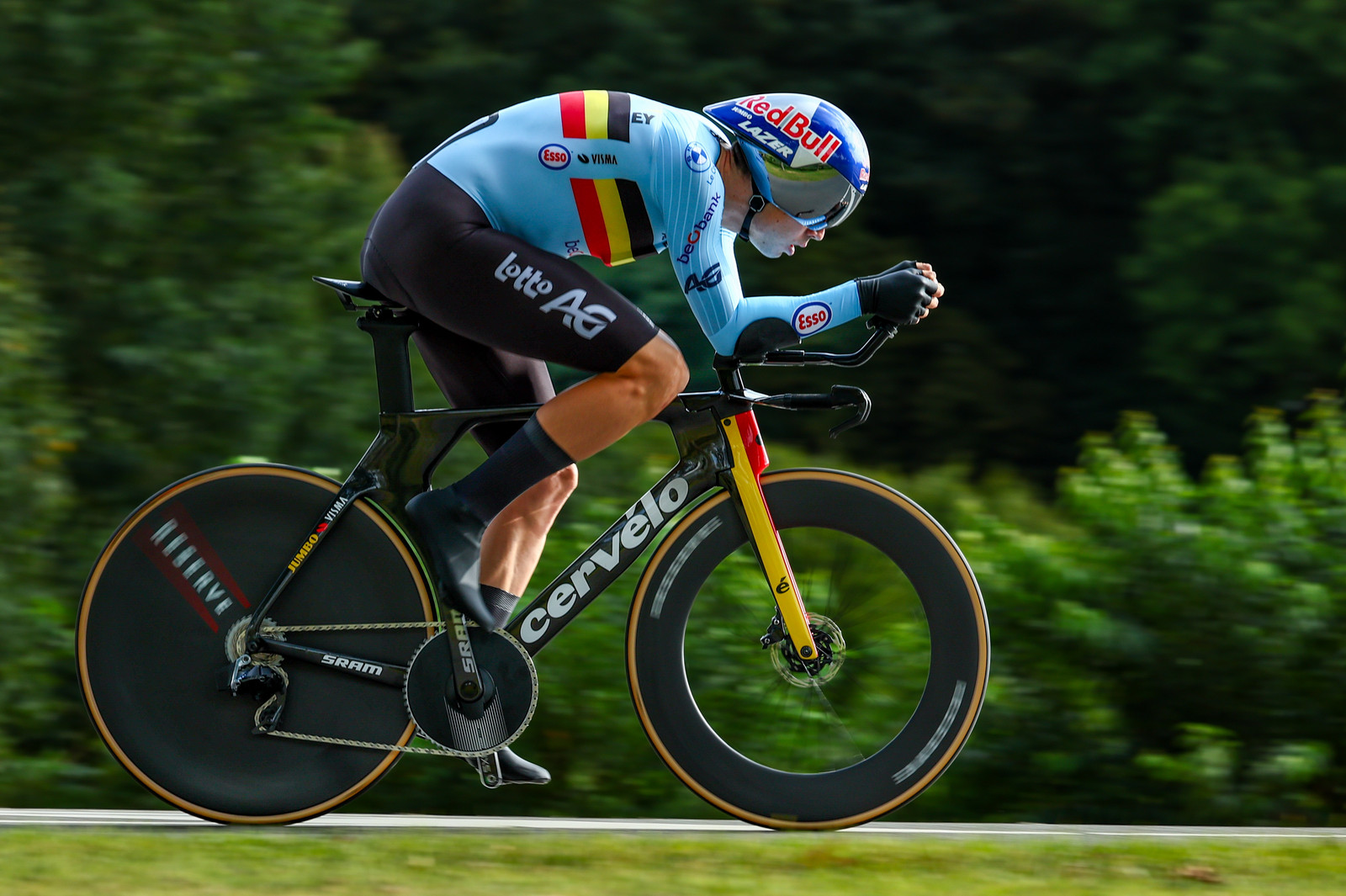 Van Aert: ‘Ontzettend brutaal dat Van Hooydonck afscheid moet nemen van ...