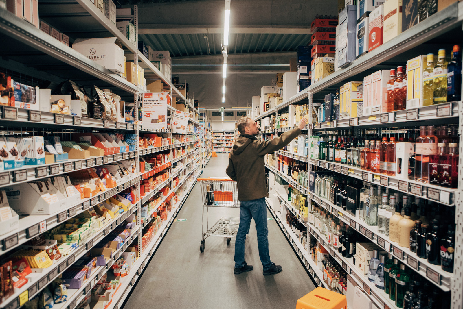 Doet u uw eindejaarsinkopen best over de grens? ‘Voor dezelfde winkelkar betalen we hier 33 euro ...