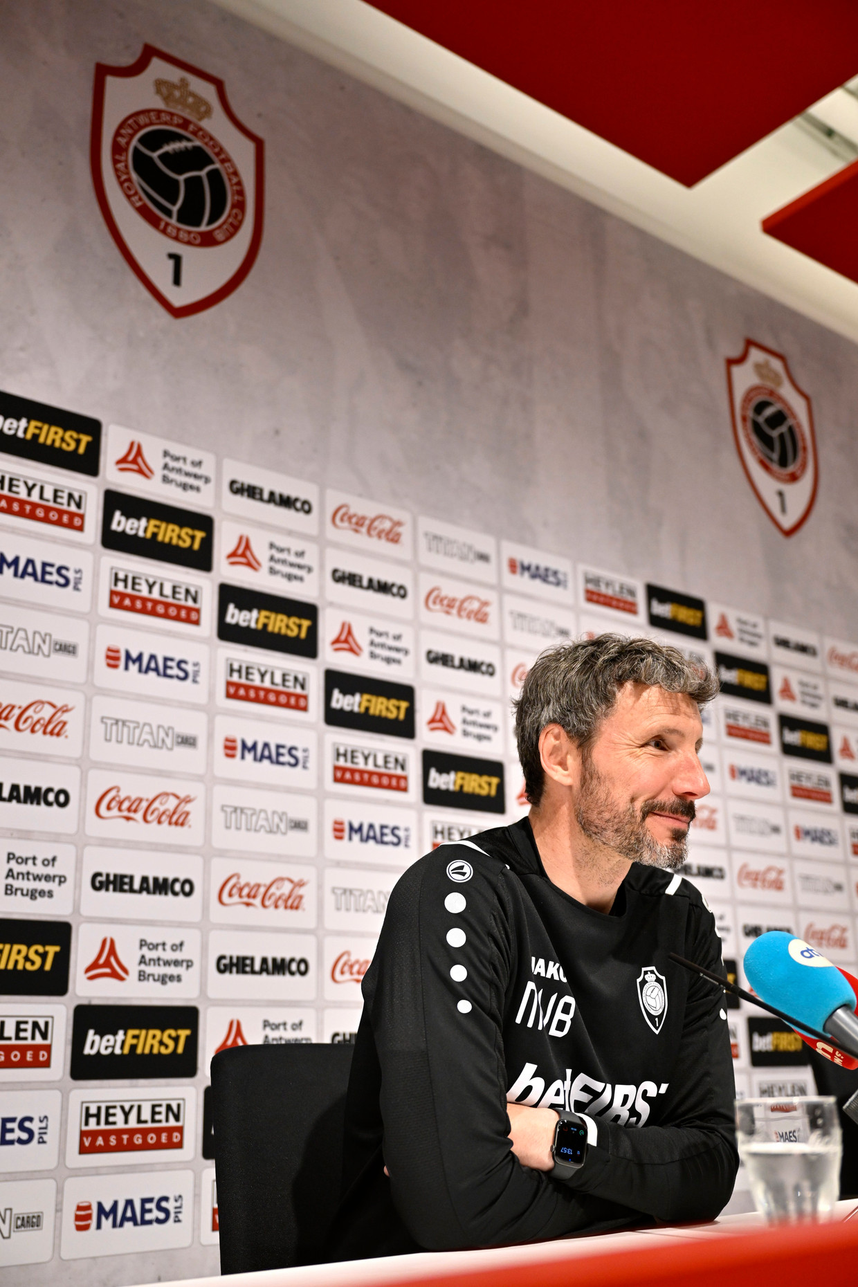 Van Bommel leert Antwerp de truken van de foor: ‘Vier een goal aan de ...