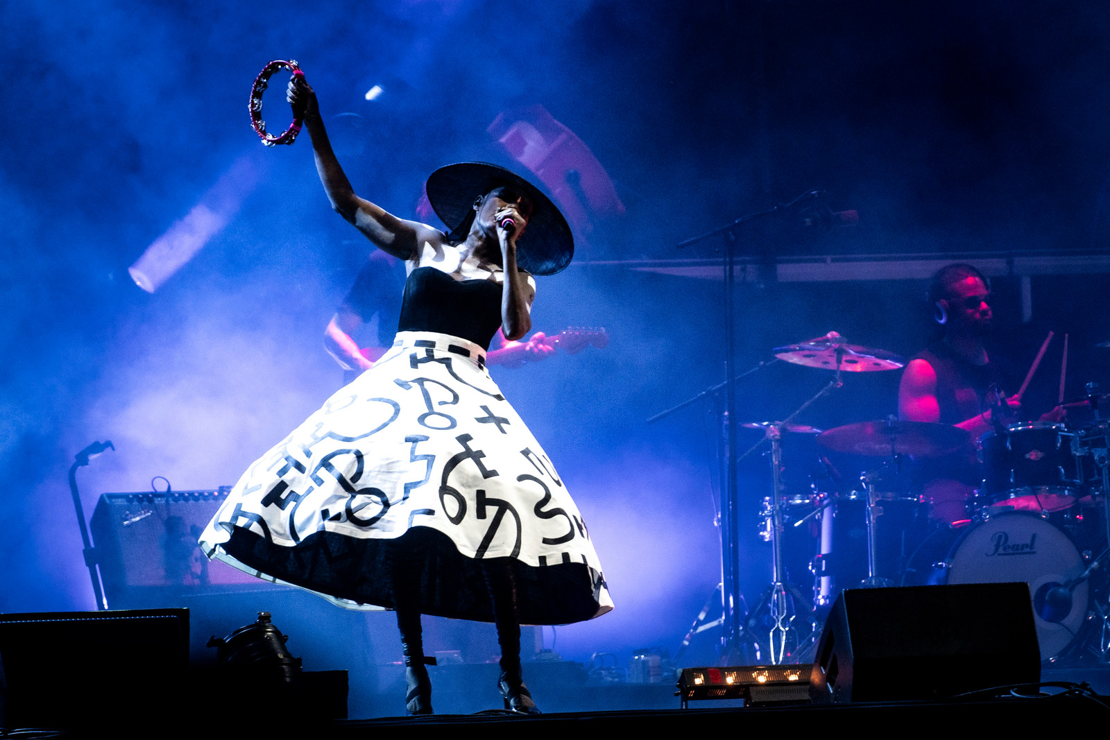 Bakken charisma, kussen met fans en een chaotisch einde: Grace Jones ...