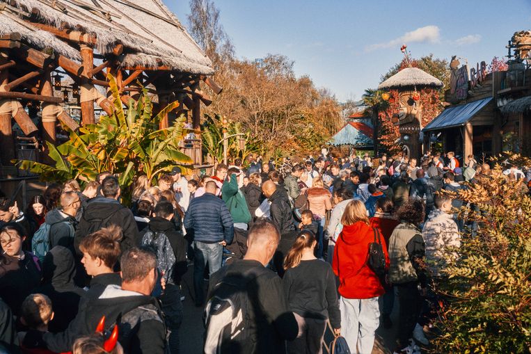 Drie uur aanschuiven voor drie minuten plezier in Walibi: ‘Ik wil naar ...