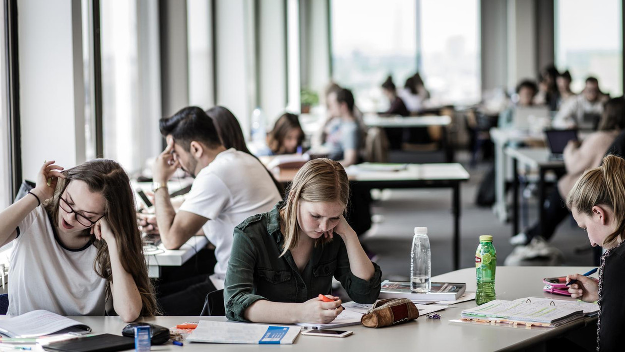 Beste professor, wij werken om later ook aan de slag te kunnen met het ...