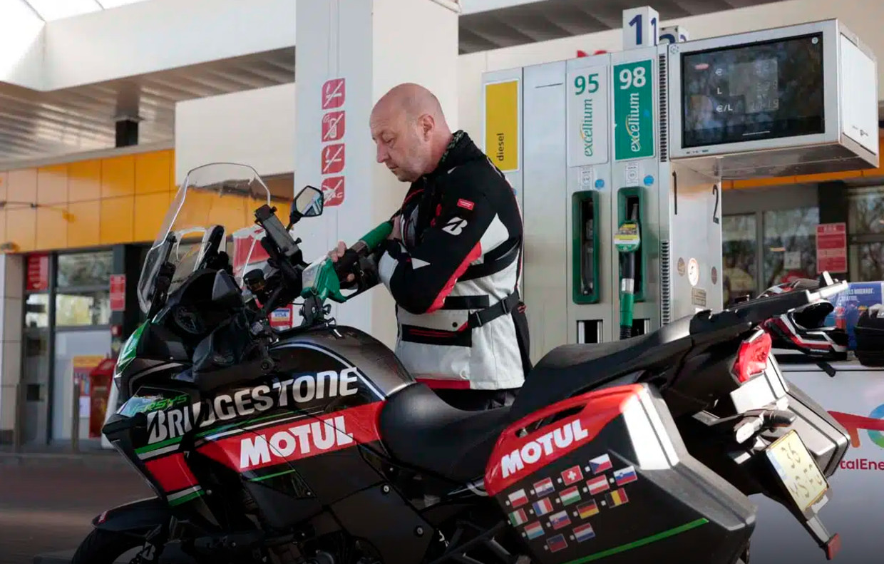 Belgische motorrijder wil op één dag 15 landen doorkruisen: ‘Het is ...