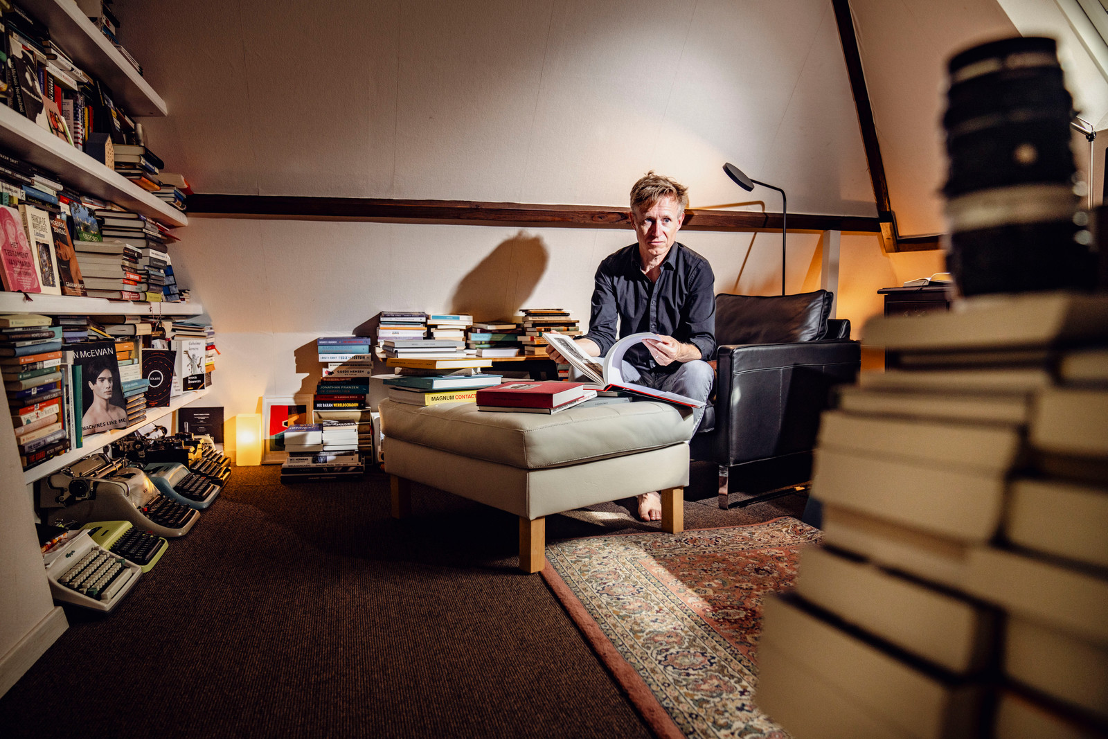 ‘Ik heb een literair EHBO-kistje’: de boekenkast van Peter Terrin