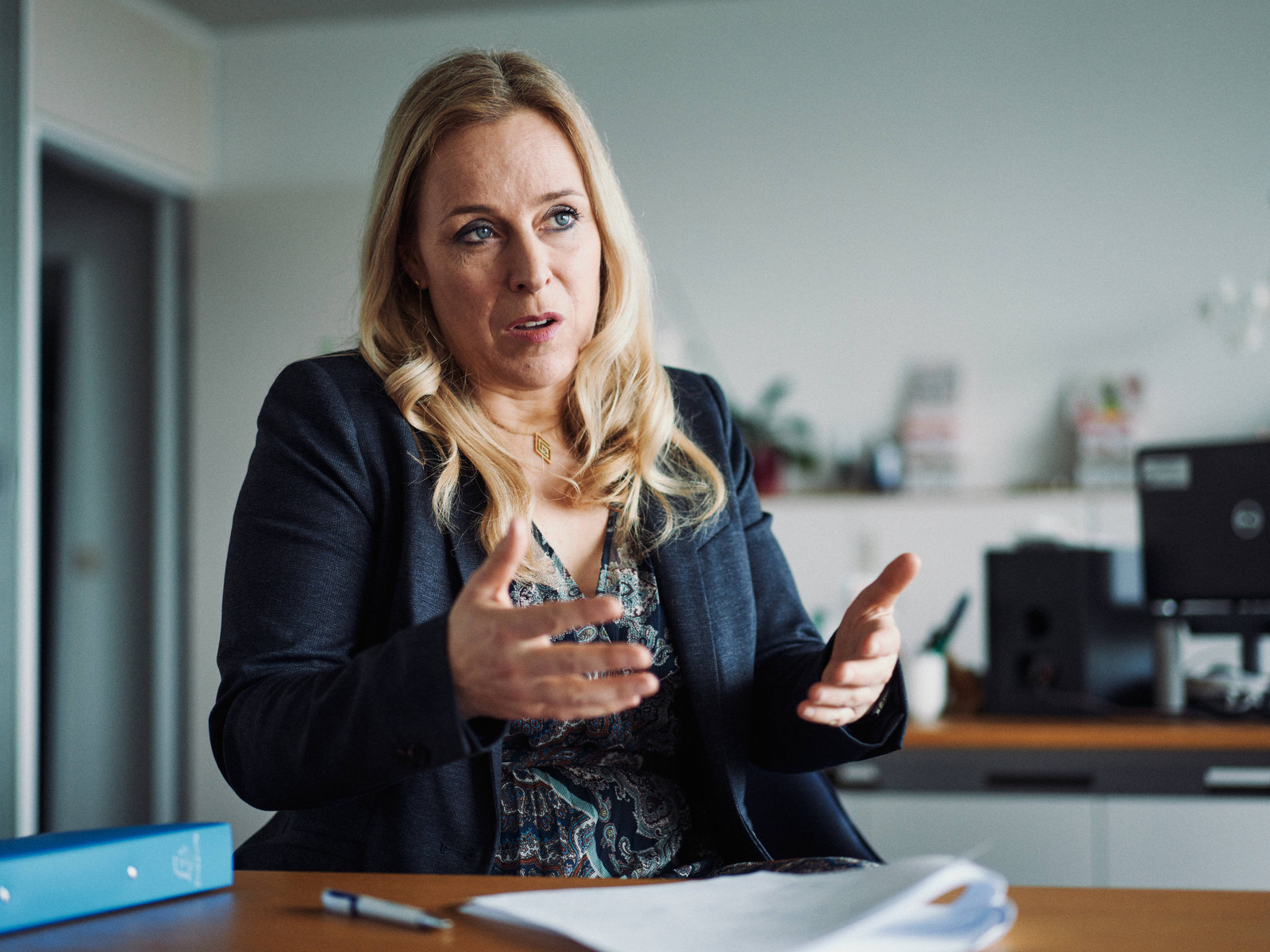 Staatssecretaris De Bleeker moet het ontgelden. Ook al heeft ze geen ...