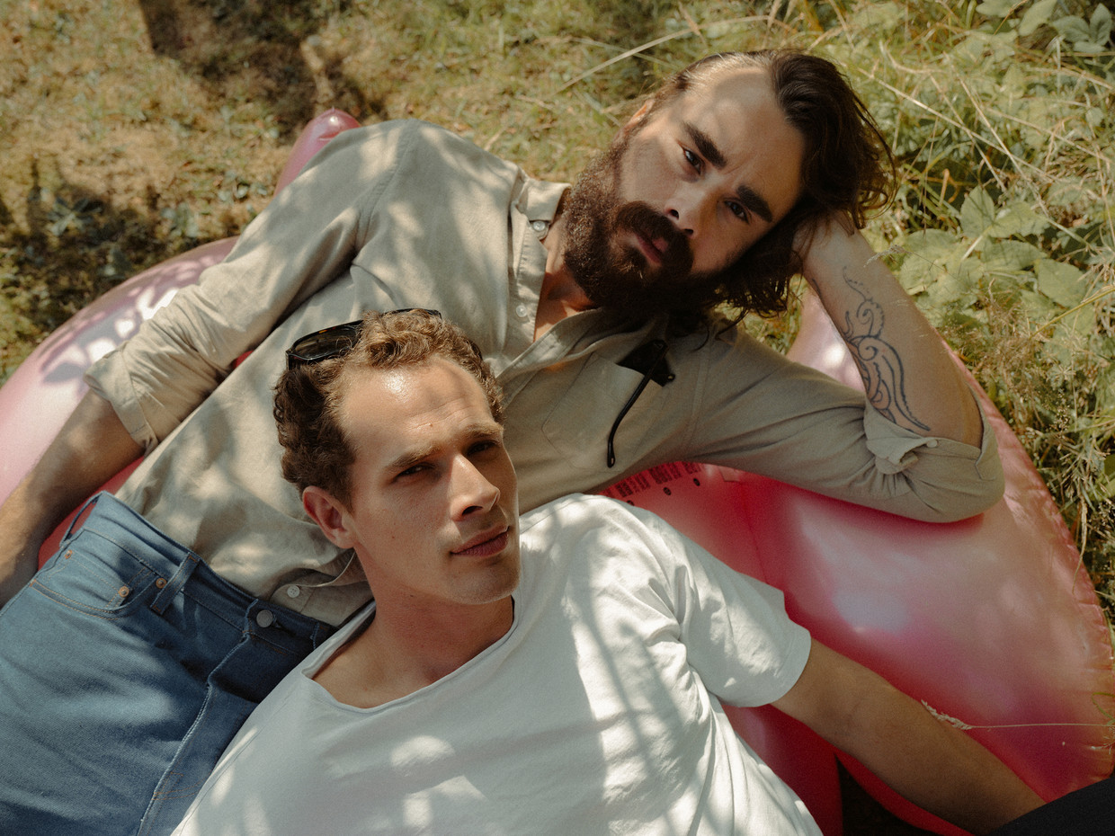 ‘Ik ken haar natuurlijk goed, maar muilen met je schoonzus, dat is gewoon raar’: Flor Van ...