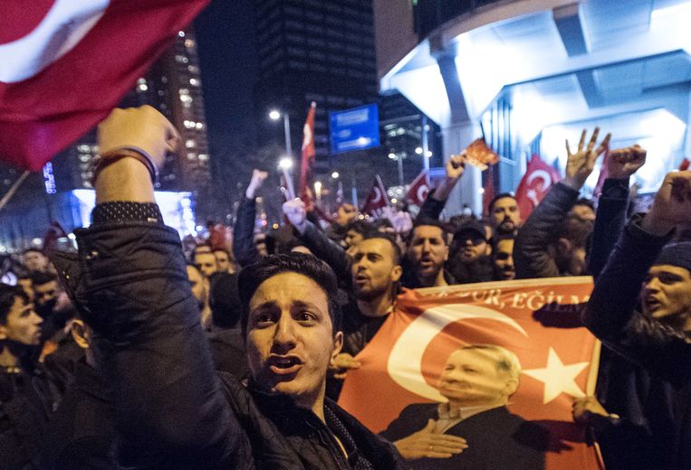 De Turken moeten beslissen aan welk land ze loyaal willen zijn