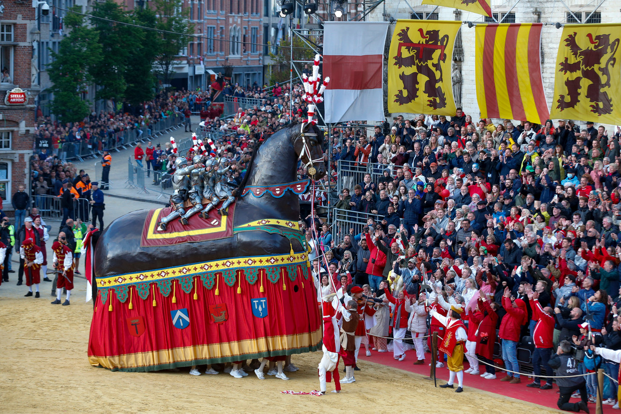 Het productieproces van de zestig vensters in de Canon is een ...