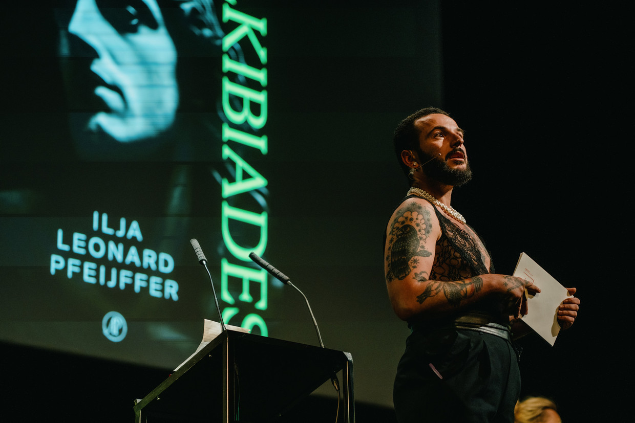 Ilja Leonard Pfeijffer stelt zijn nieuwe boek ‘Alkibiades’ voor: ‘Dit ...