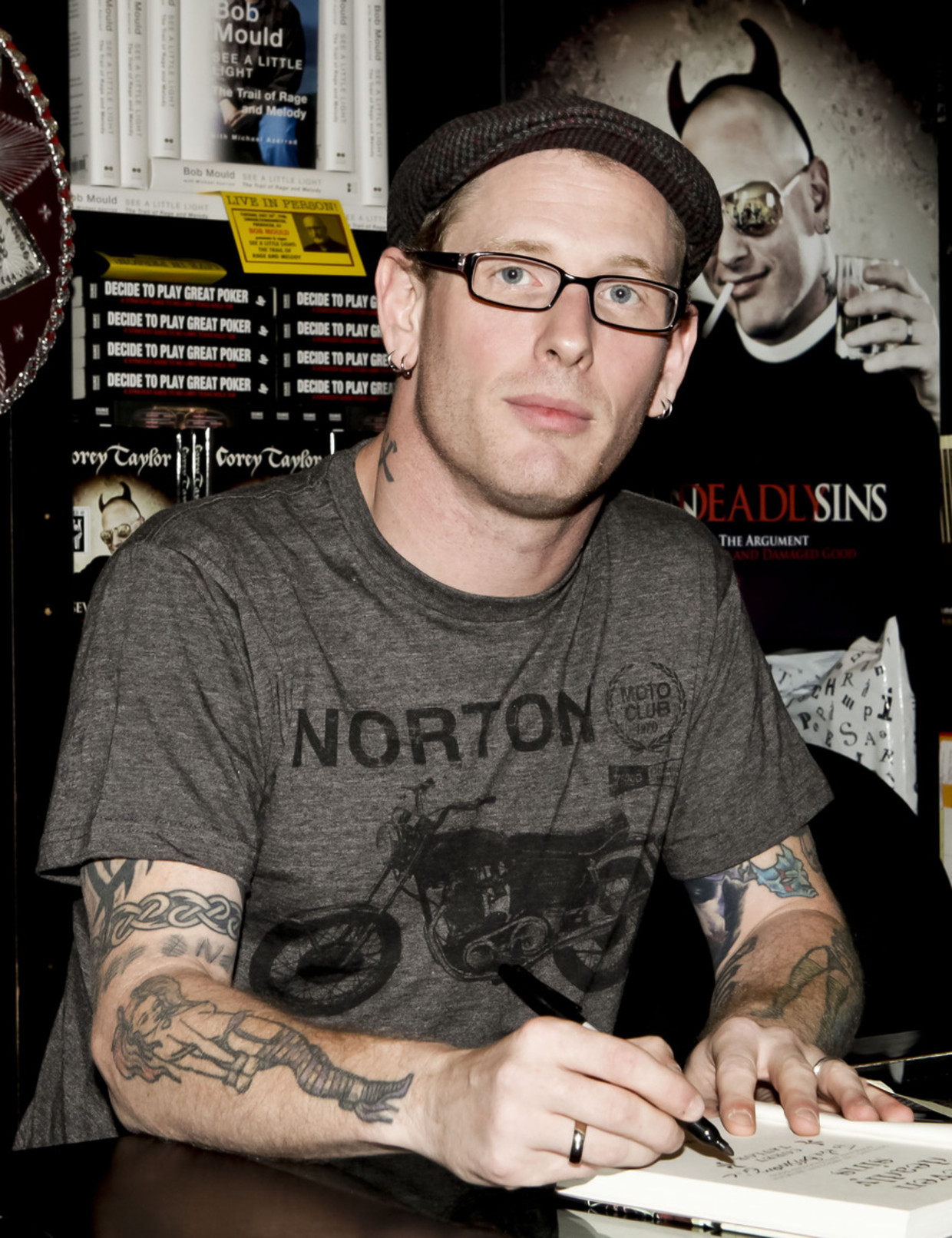 Dave Grohl in zee met zanger Corey Taylor van Slipknot | De Morgen