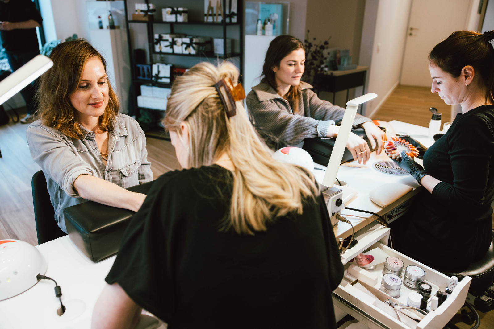 Actrice Ruth Becquart ziet een manicure als een moderne biecht
