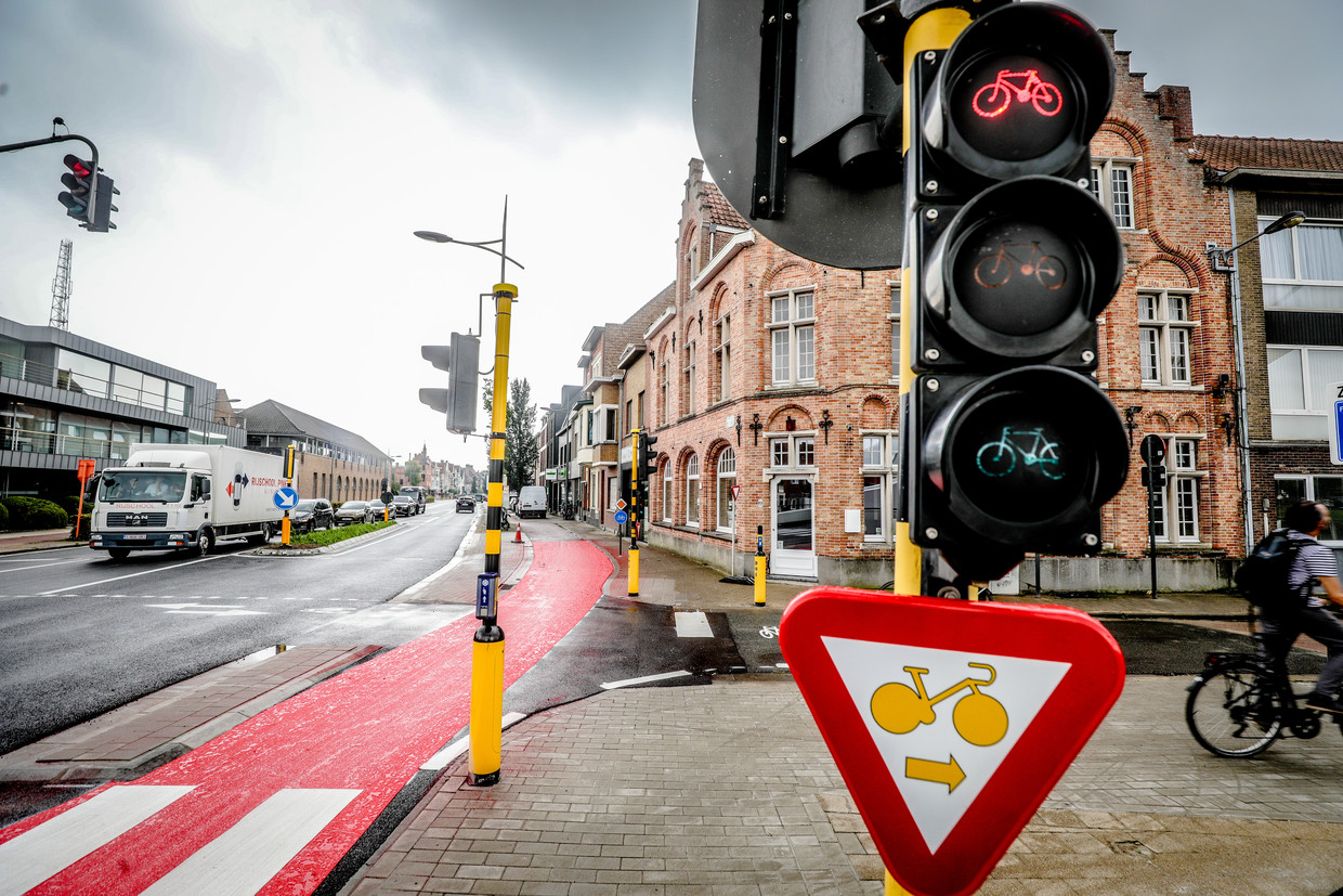 Nieuwe wegcode op komst: fietsers mogen straks soms ook links door het rood en er komen ...