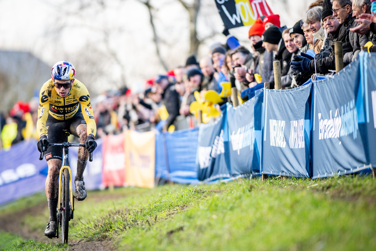 ‘Met pijn in het hart’ rijdt Van Aert niet meer dan tien crossen