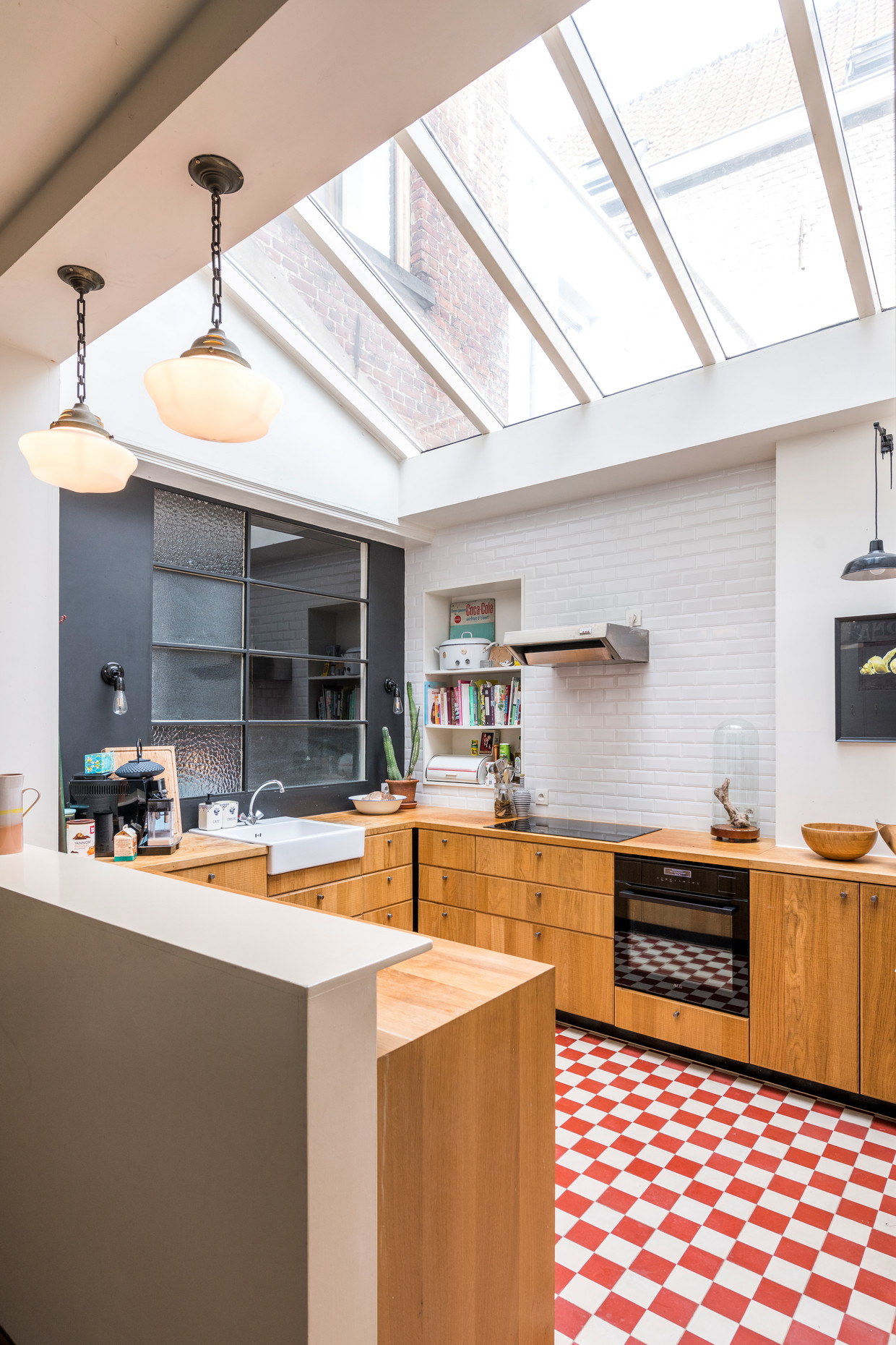 Binnenkijken: de kunstige update van een oude pastorie in Ronse