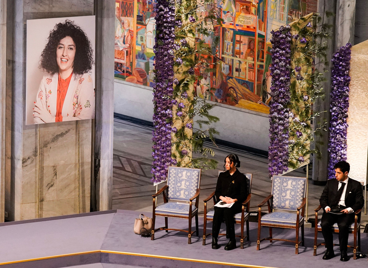 Kinderen nemen Nobelprijs van Narges Mohammadi in ontvangst | De Morgen