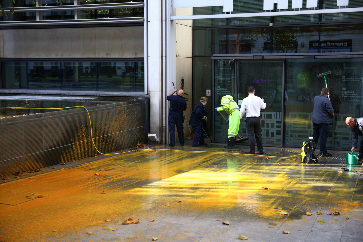 Acht klimaatactivisten gearresteerd na spuiten van oranje verf op ...
