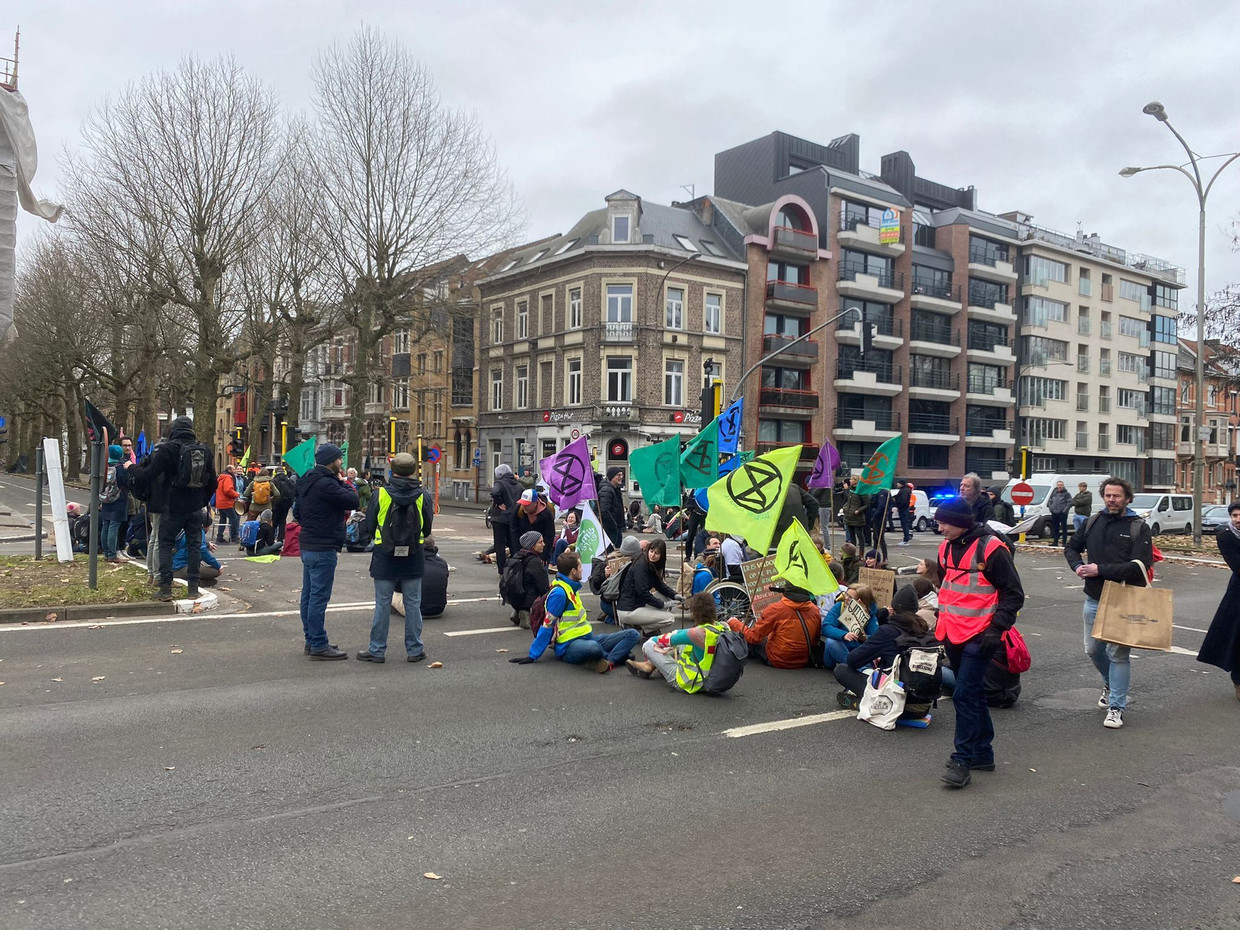 Twee mensen opgepakt na blokkade door milieu-activisten in Gent