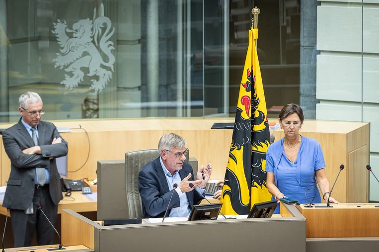 Ophef in Vlaams Parlement nadat Filip Dewinter (Vlaams Belang) Vlaamse vlag neerzet naast ...